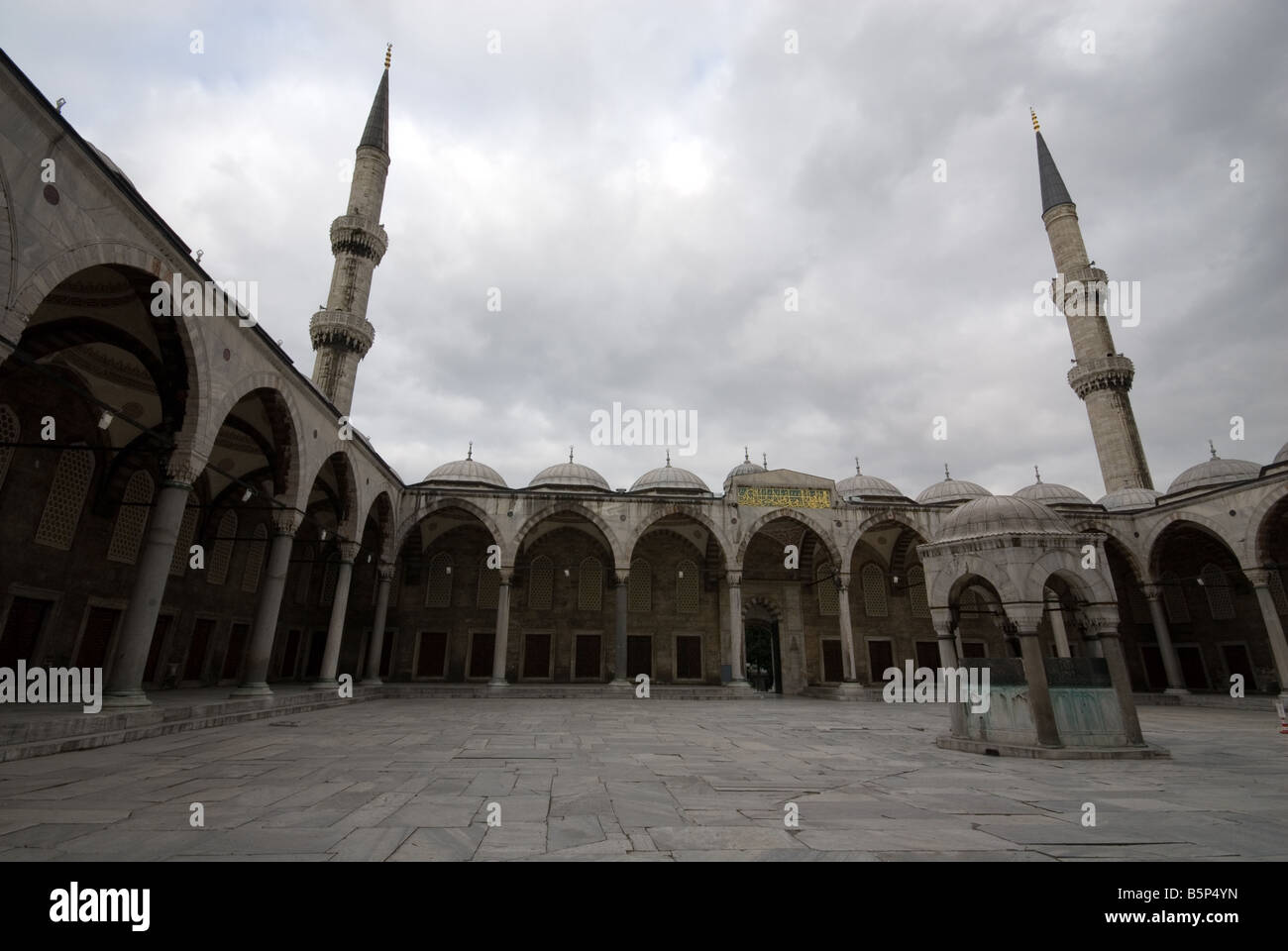 Blue Mosque courtyard Istanbul Stock Photo - Alamy