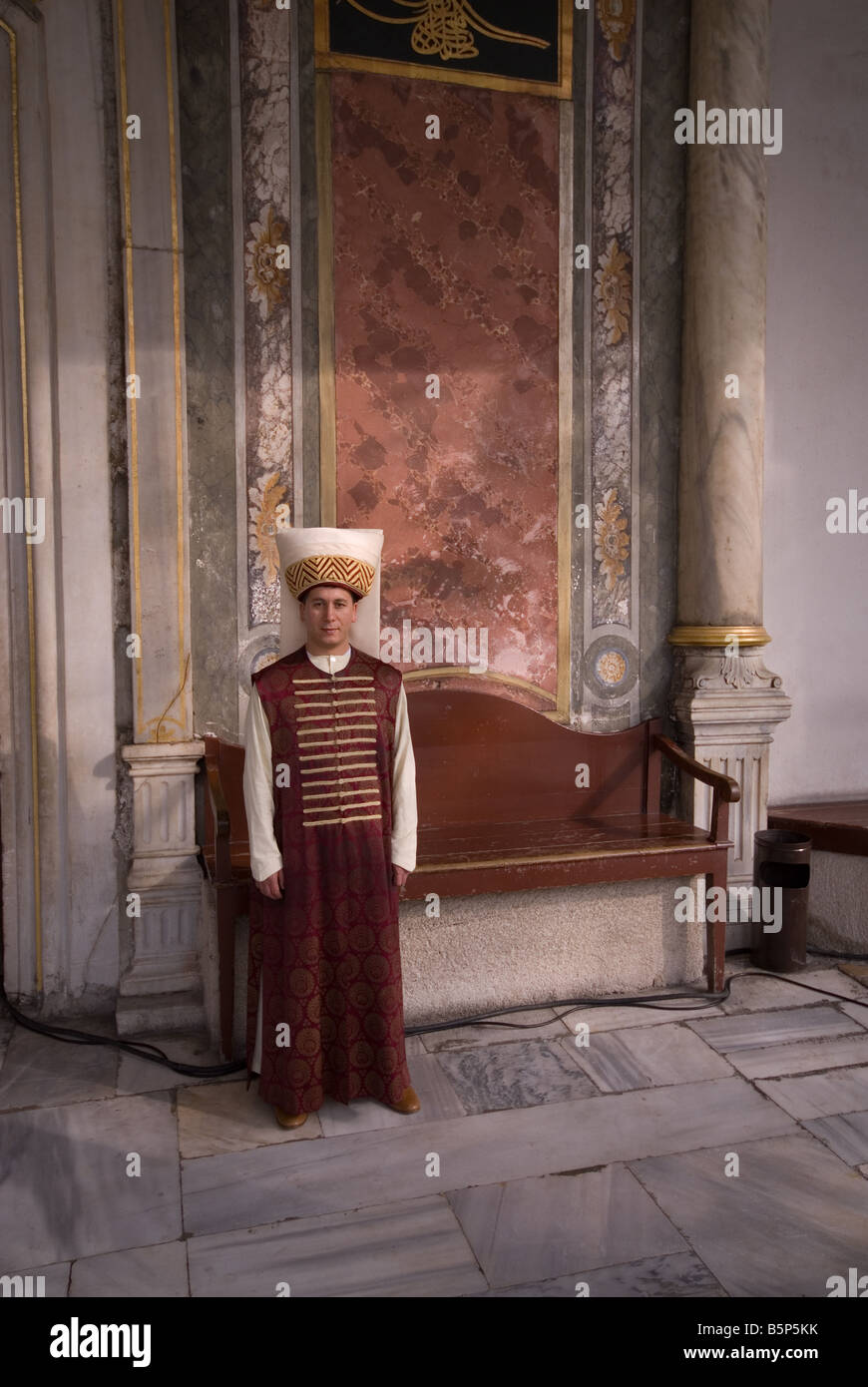 Palace guard traditional dress hi-res stock photography and images - Alamy