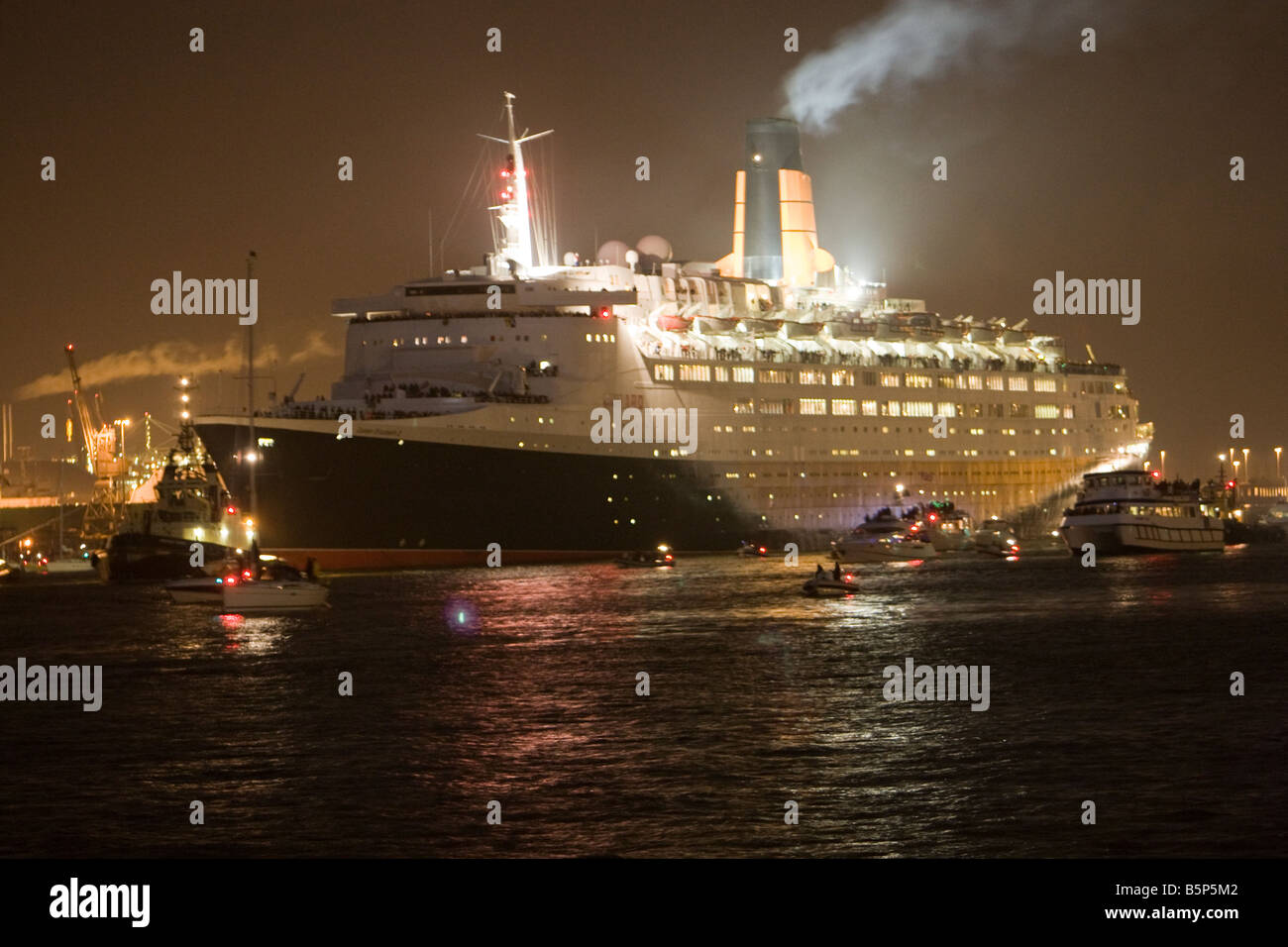 QE2 leaving port for the final time, Southampton Stock Photo - Alamy