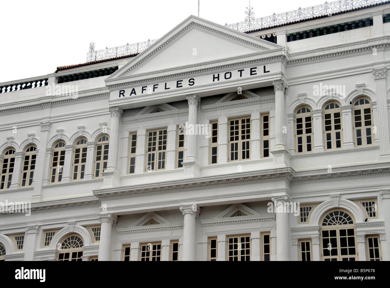 Facade, Raffles hotel, Singapore Stock Photo - Alamy