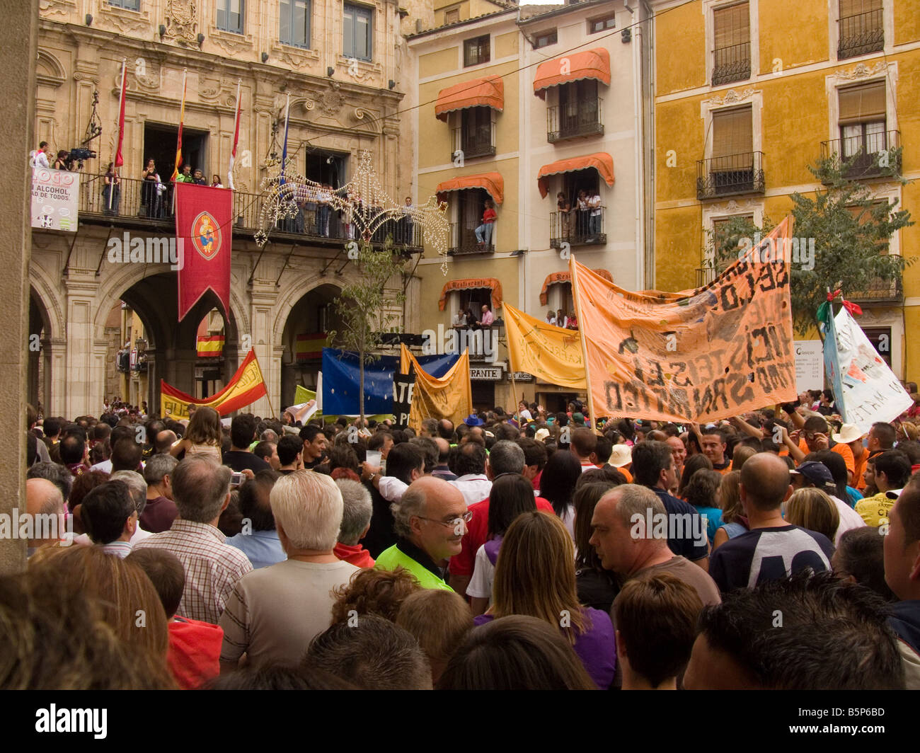 crowds gathering get-together Stock Photo - Alamy