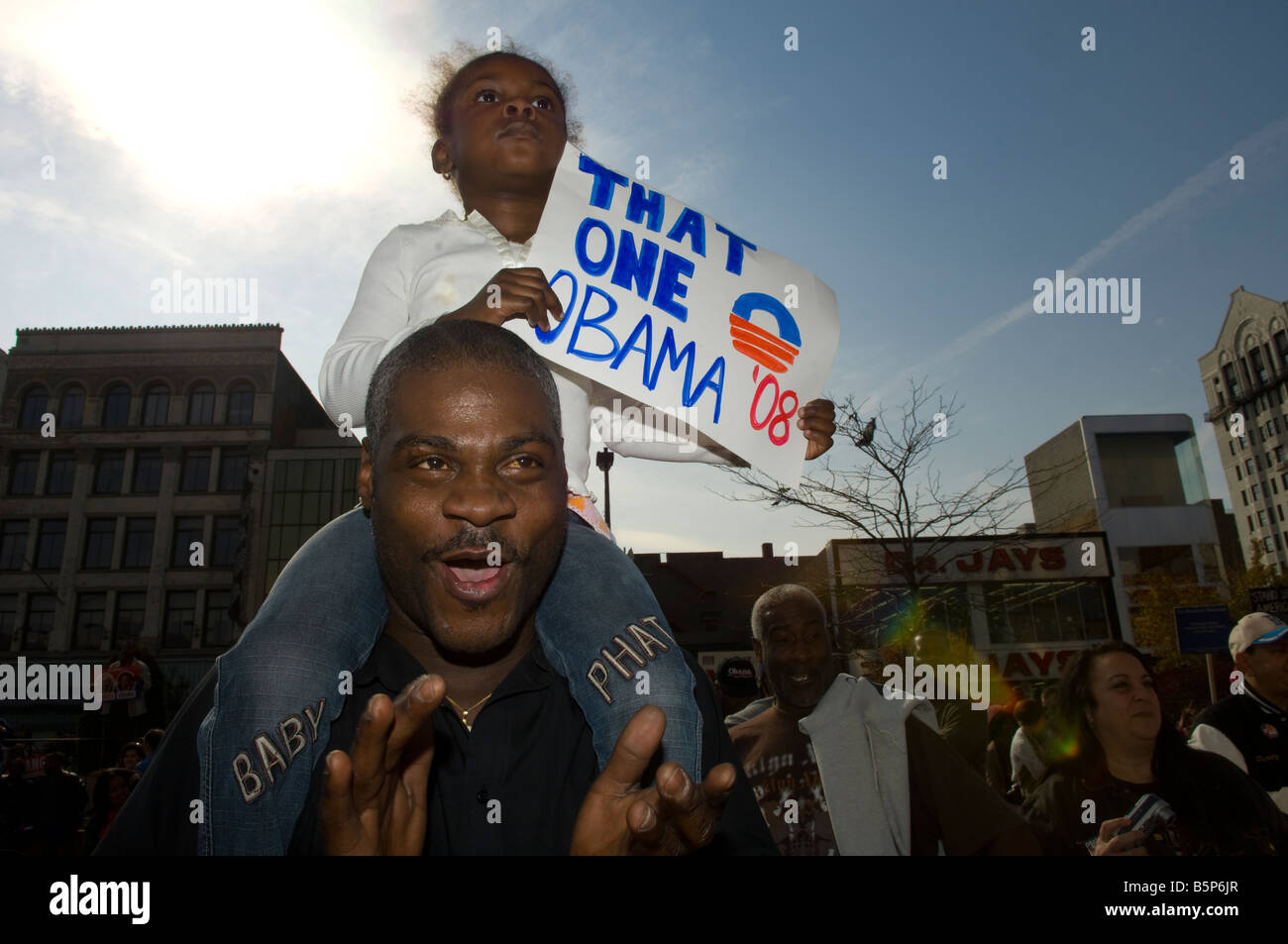 Hundreds of supporters rally in front of the Harlem State Office ...
