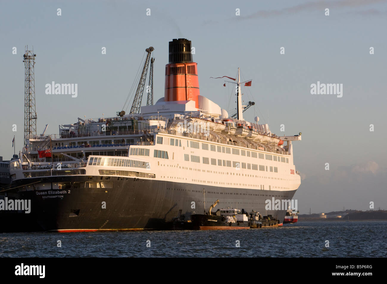 Qe2 cruise ship funnel hi-res stock photography and images - Alamy