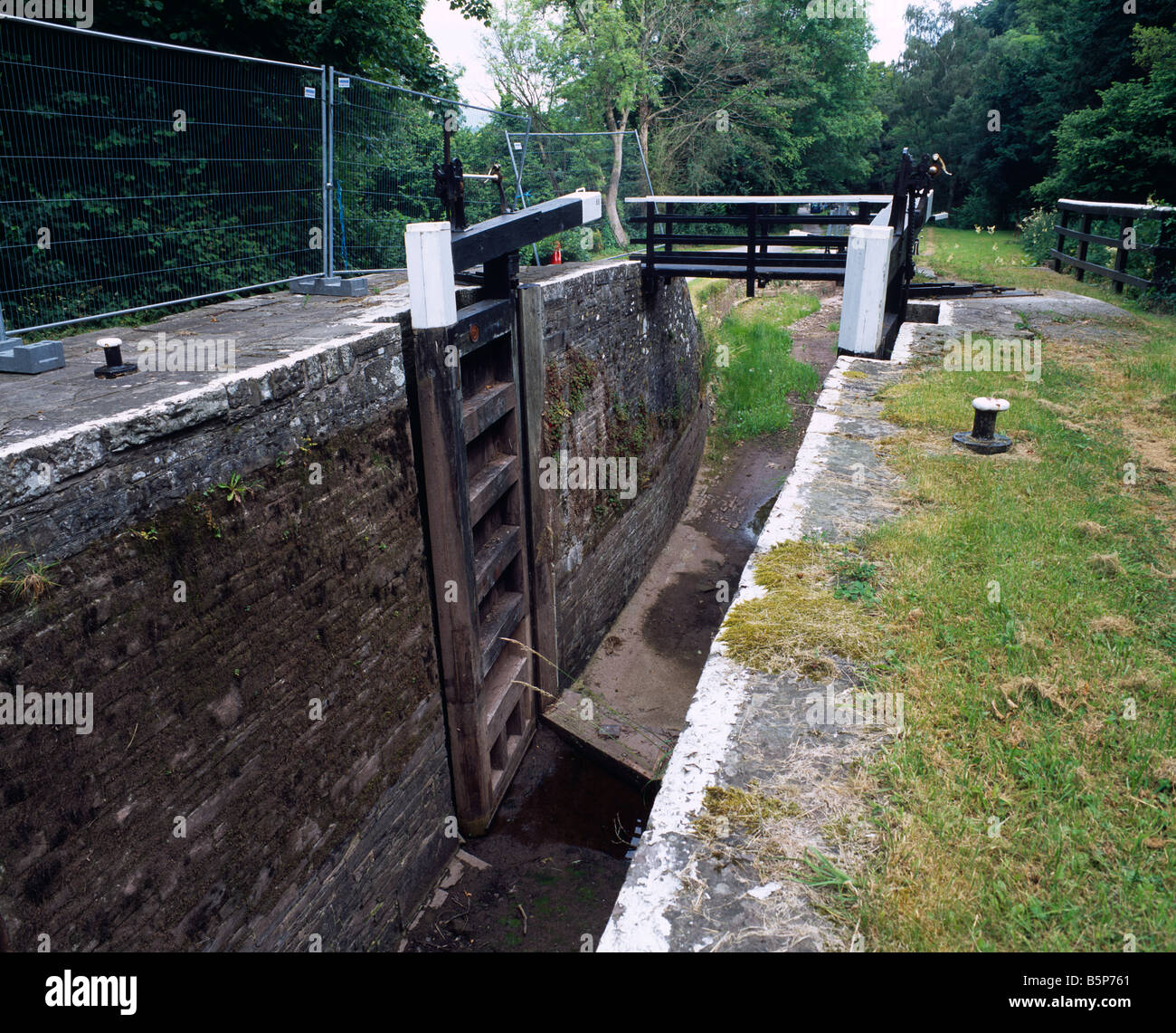 Empty lock chamber hi-res stock photography and images - Alamy