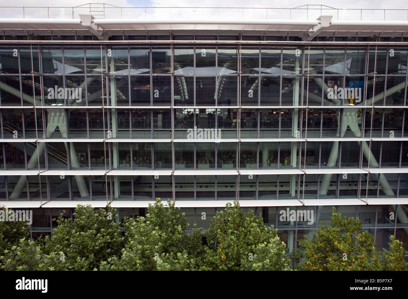 Heathrow terminal 5 exterior hi-res stock photography and images - Alamy
