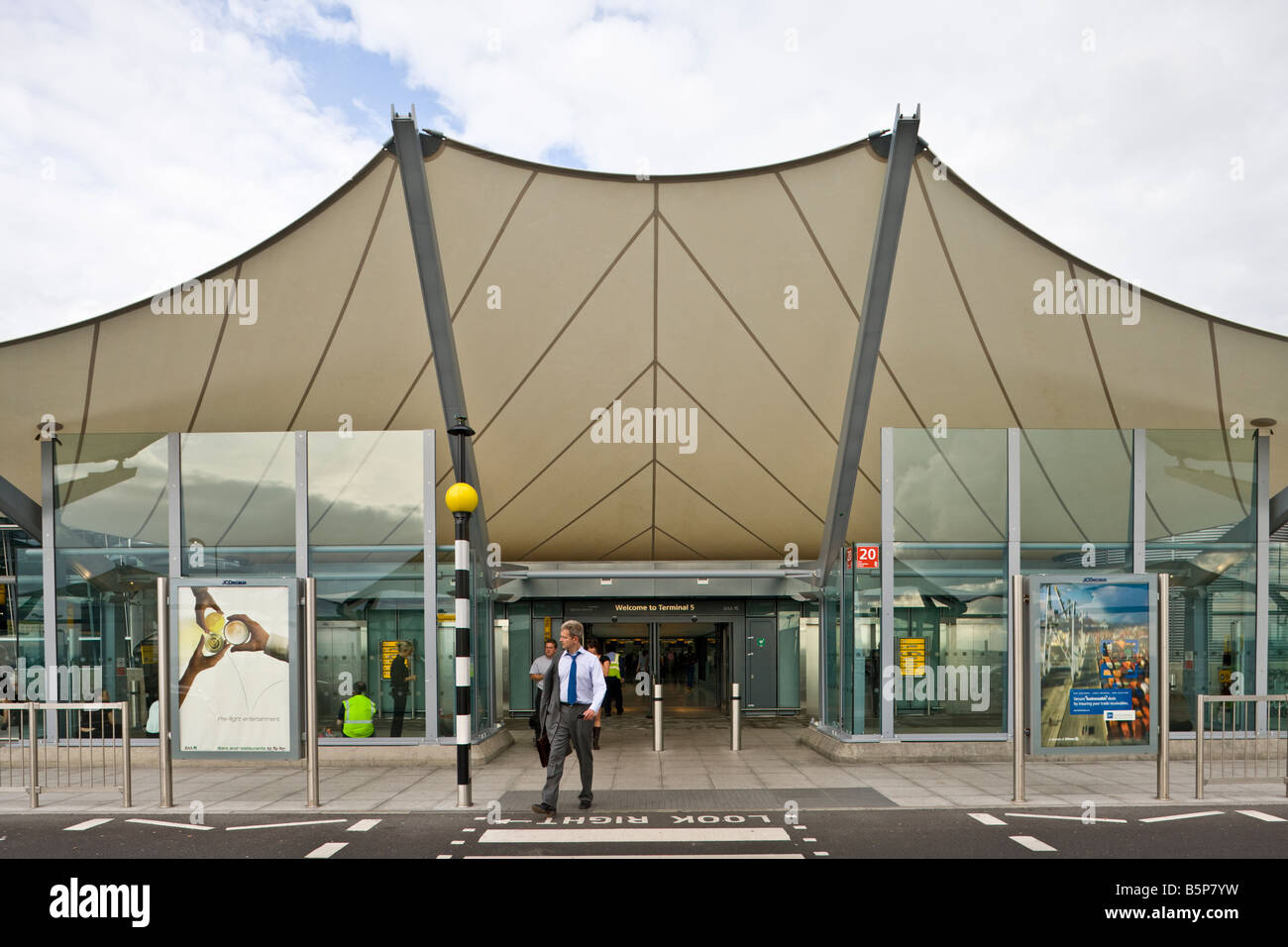 Terminal 5 heathrow airport outside hi-res stock photography and images ...