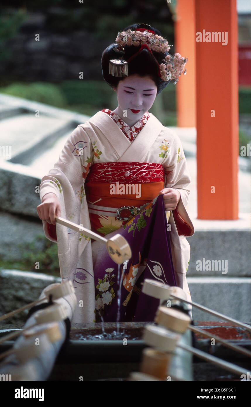 Misuzu the maiko (apprentice geisha) at Fushimi Temple, Kyoto Japan ...