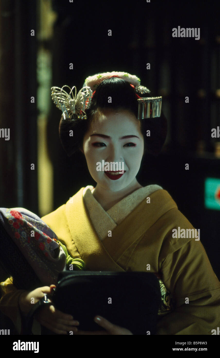 Geisha woman hi-res stock photography and images - Alamy