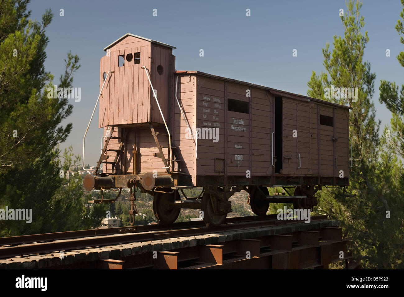 CATTLE-CAR MEMORIAL TO DEPORTEES YAD VASHEM HOLOCAUST MUSEUM JERUSALEM ...