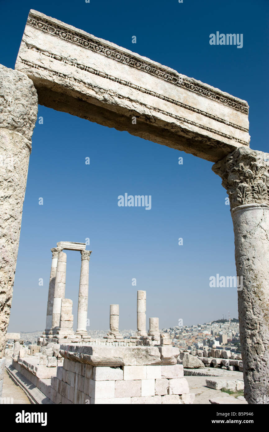 ROMAN TEMPLE OF HERCULES RUINS OF CITADEL AMMAN JORDAN Stock Photo - Alamy