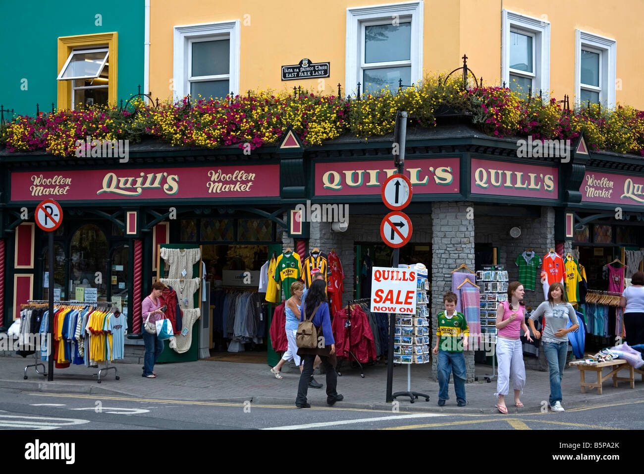 Quills store hi-res stock photography and images - Alamy