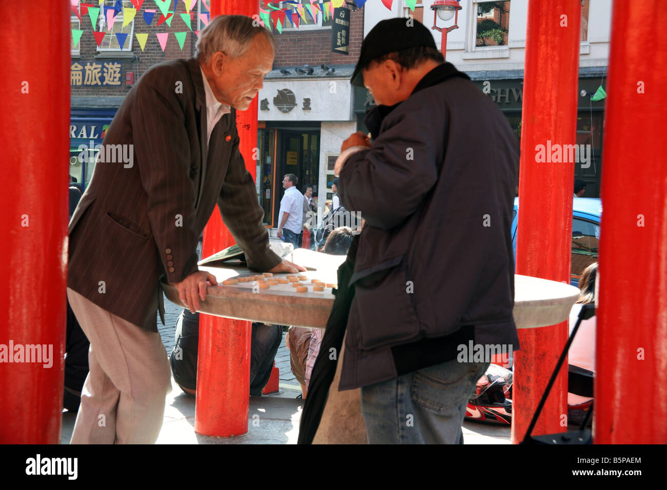 Chinese men play game of draughts in London's Chinatown Stock Photo - Alamy