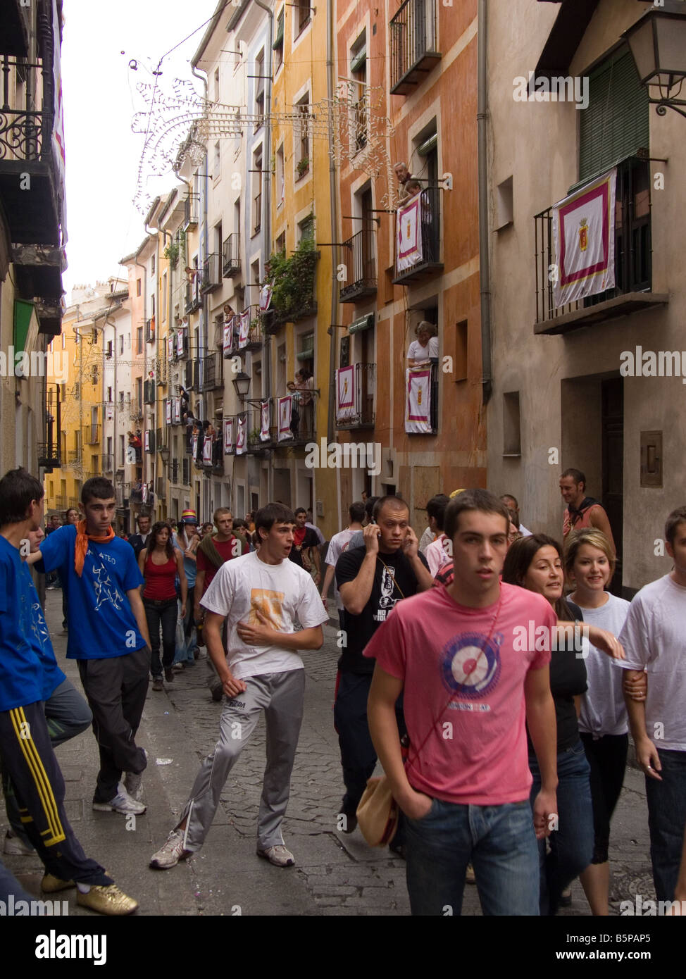 Crowds flocking hi-res stock photography and images - Alamy