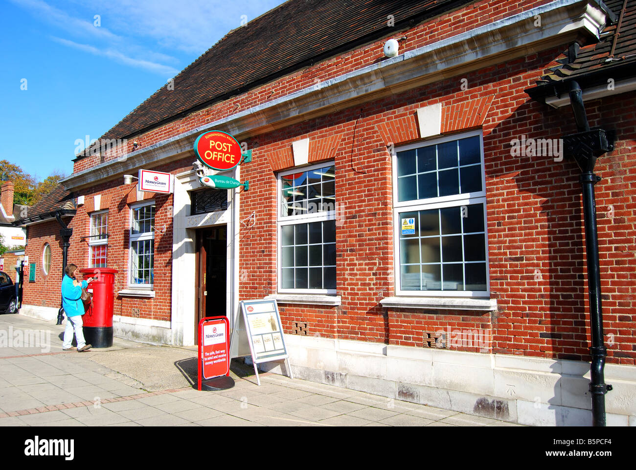 Local post box hi-res stock photography and images - Alamy