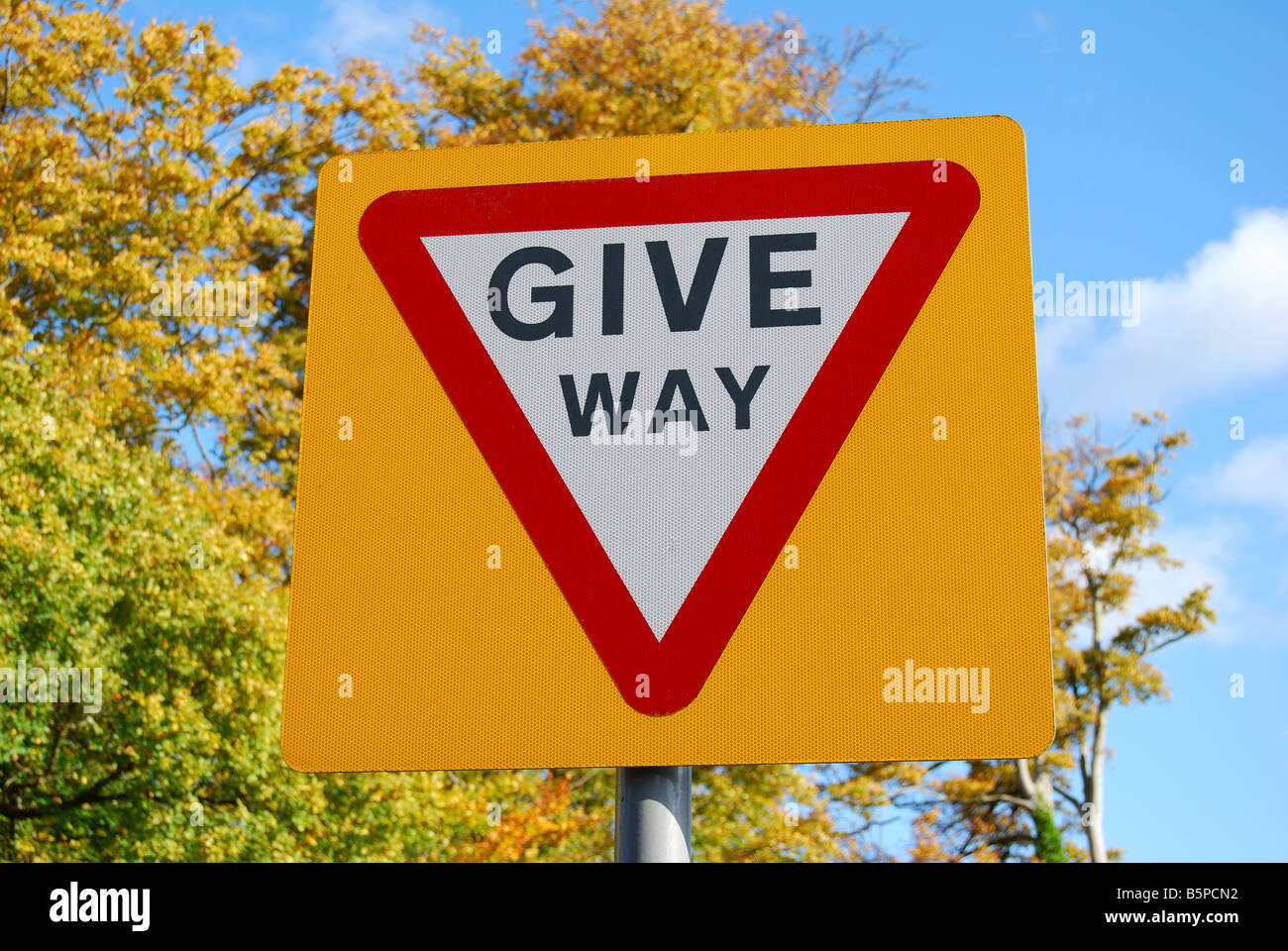 Give way uk sign hi-res stock photography and images - Alamy