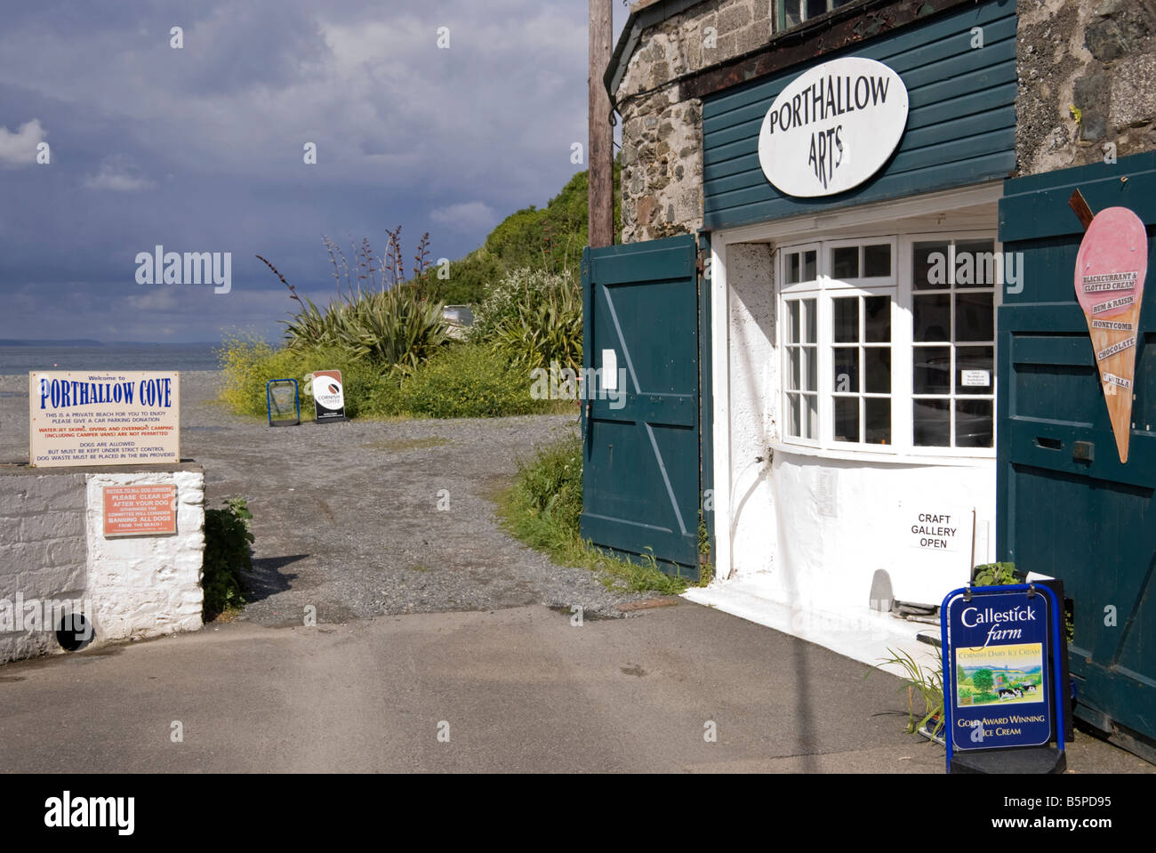Art and craft shop beside the beach, Porthallow, Cornwall Stock Photo ...