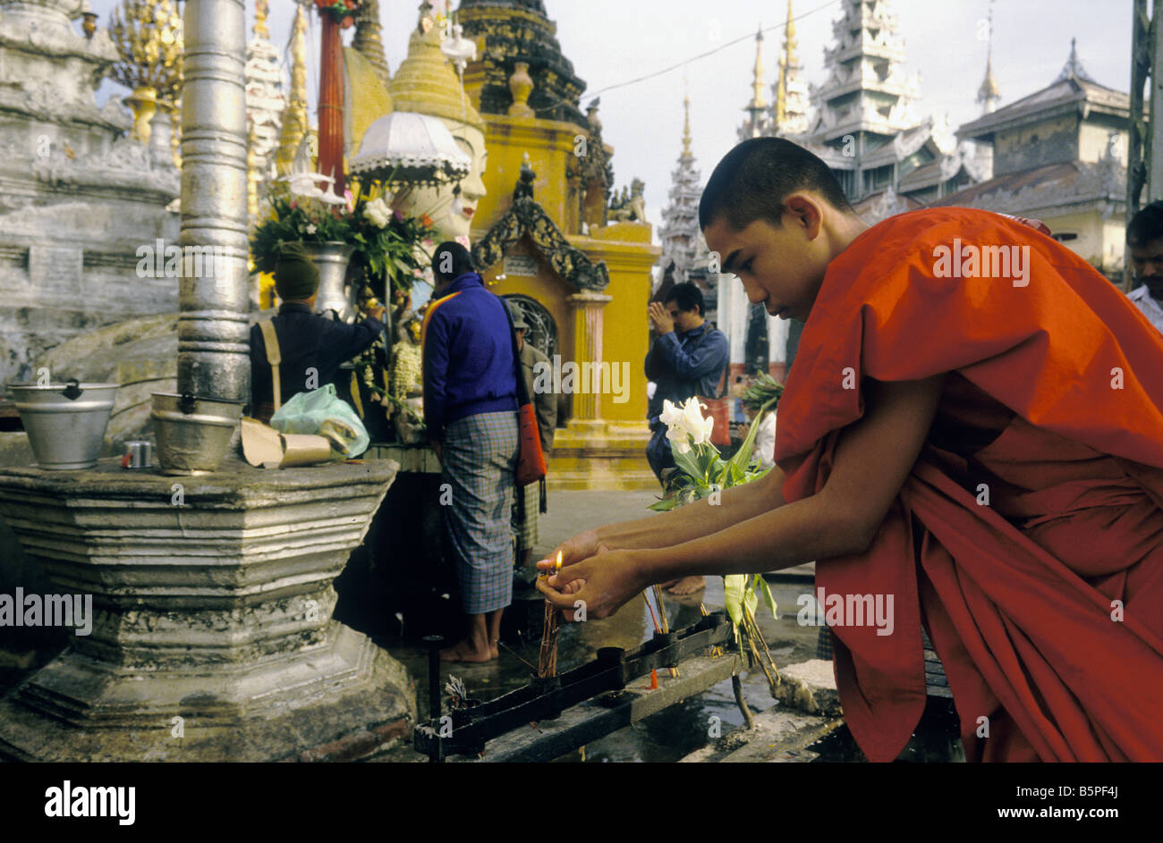 Burmese buddhist monuments hi-res stock photography and images - Alamy