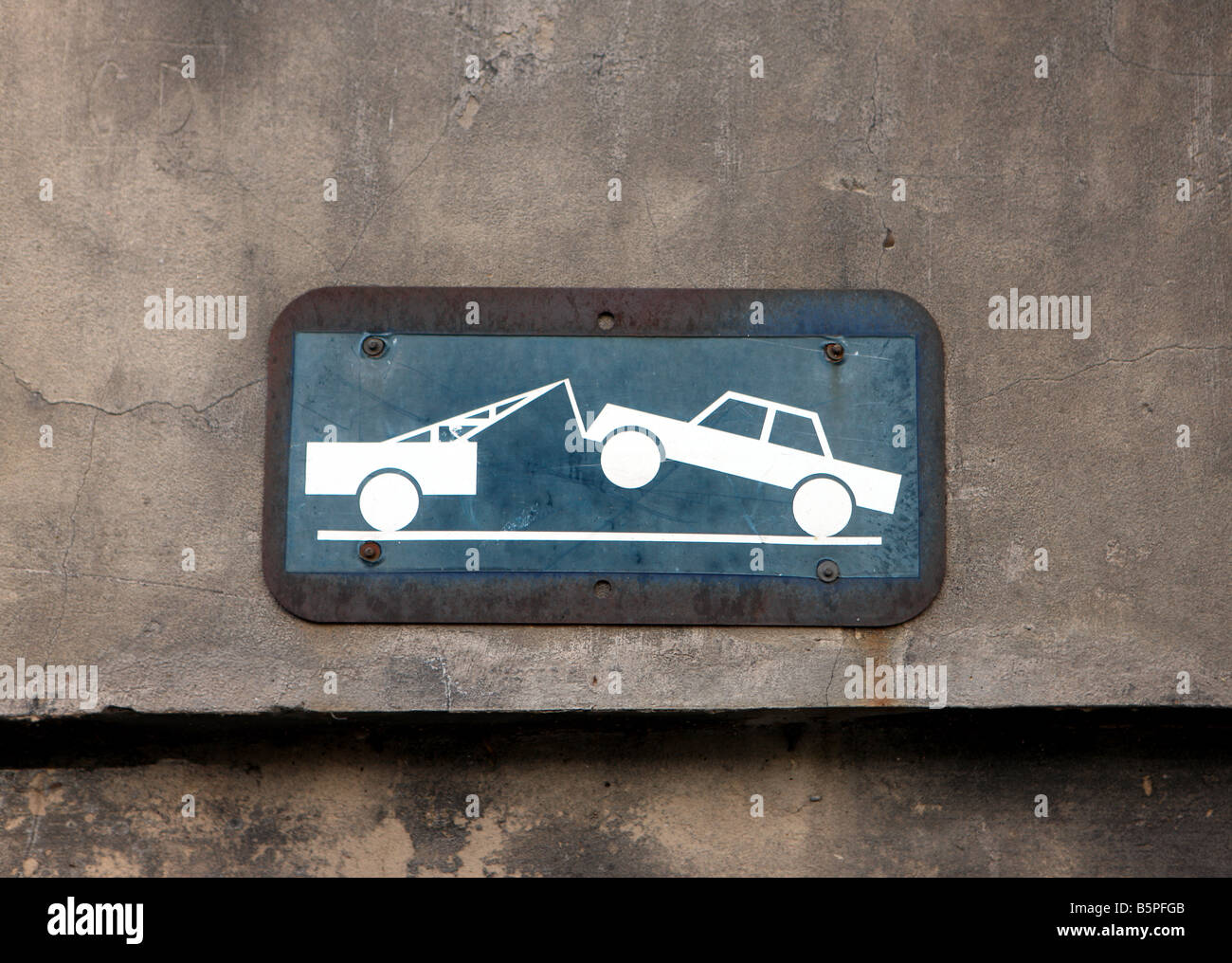 Car towed sign hi-res stock photography and images - Alamy