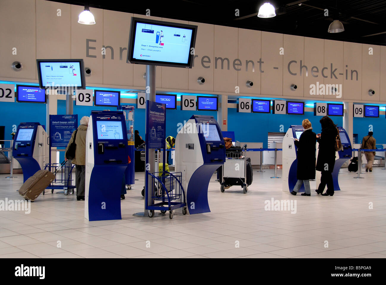 Charles de gaulle airport new terminal hi-res stock photography and ...