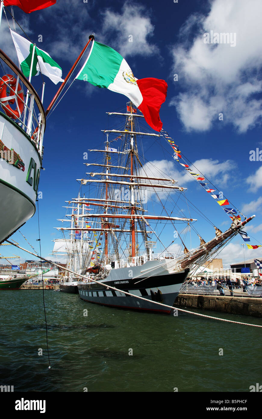 Ship sail yardarm hi-res stock photography and images - Alamy