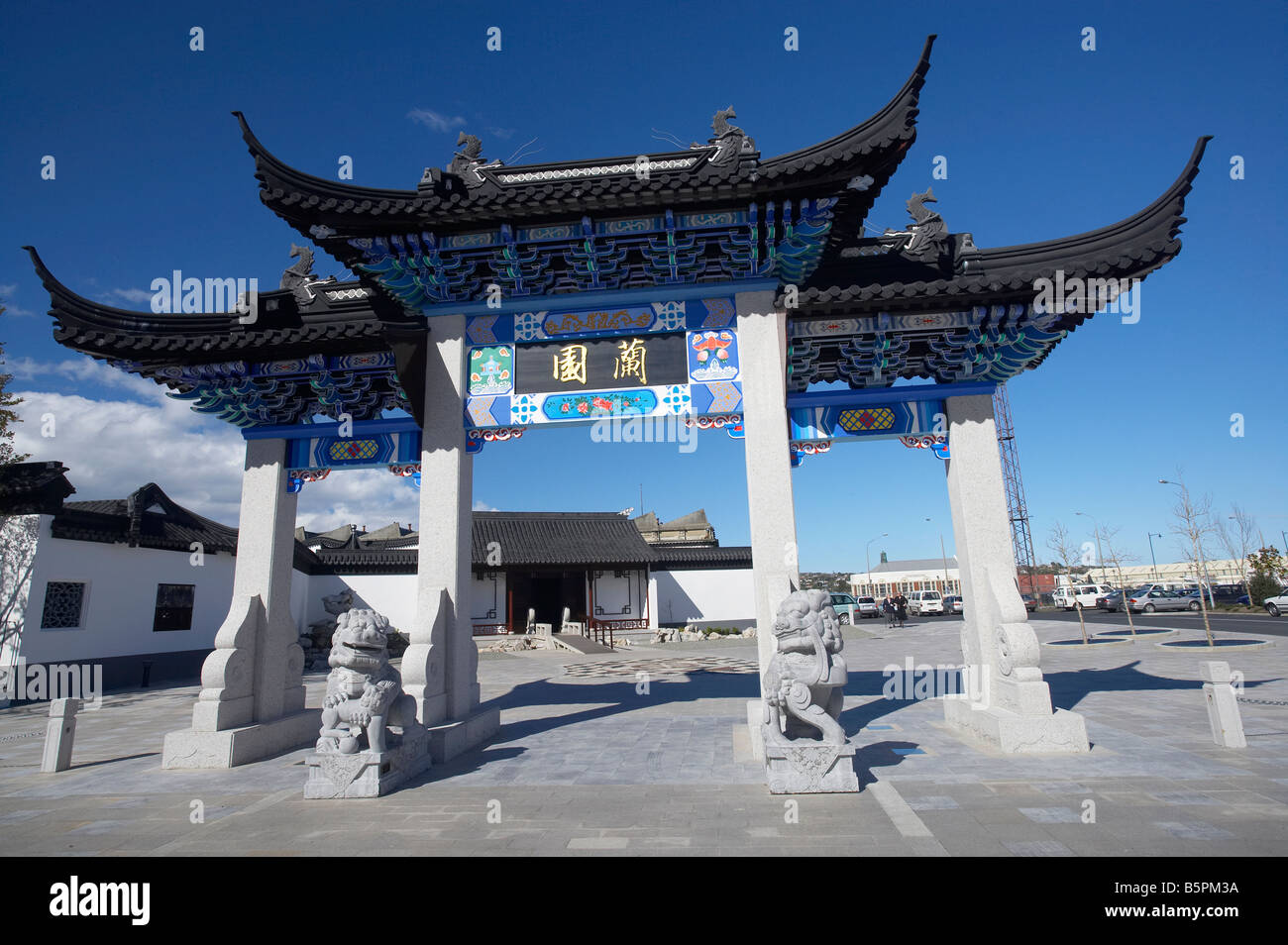 Pai lou gateway hi-res stock photography and images - Alamy