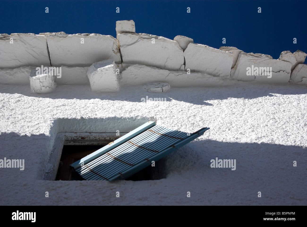 Broken shutter hi-res stock photography and images - Alamy