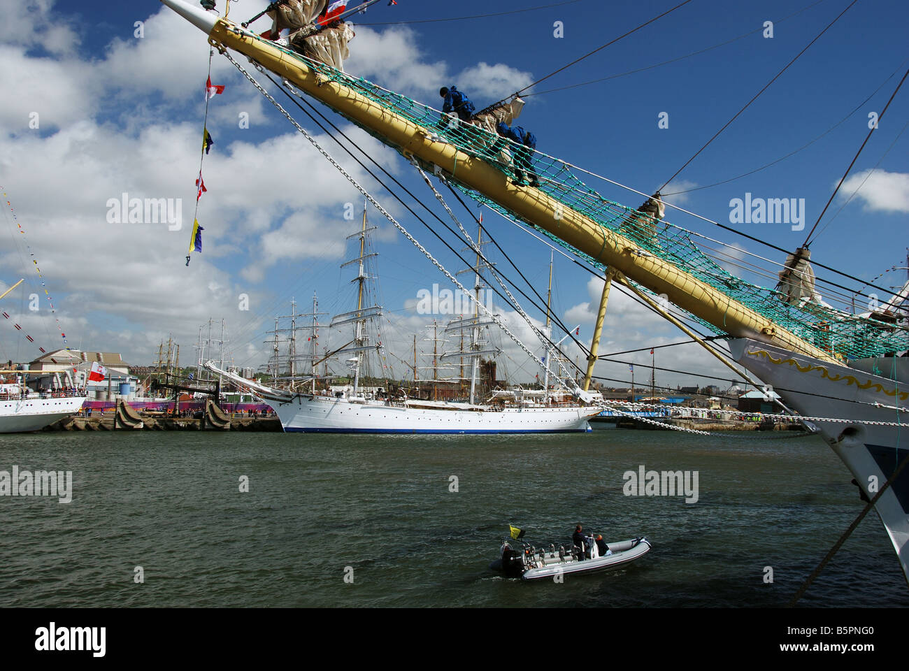 Ship sail yardarm hi-res stock photography and images - Alamy