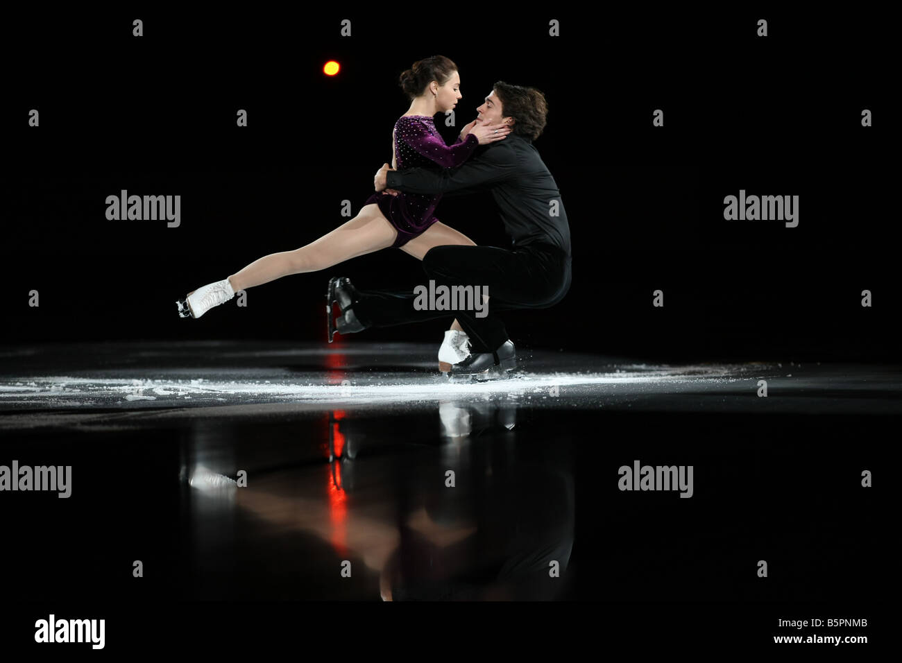 Pairs skating hi-res stock photography and images - Alamy