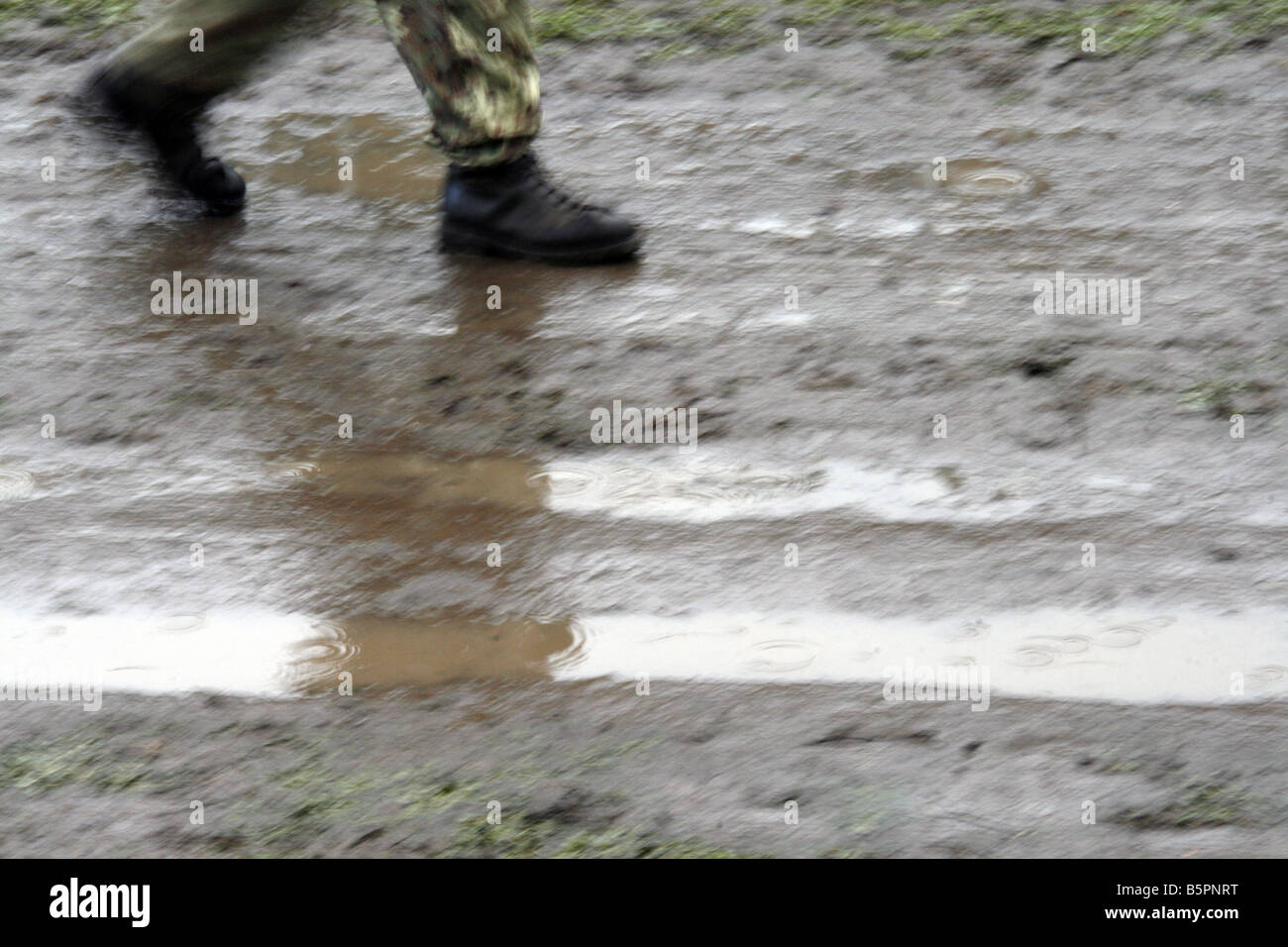 one soldier's feet marching on battlefield Stock Photo - Alamy