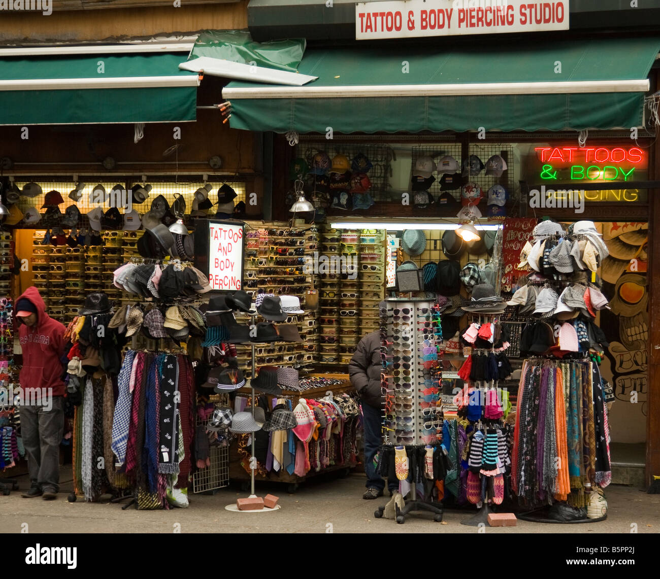 Sidewalk shop in NYC Stock Photo - Alamy
