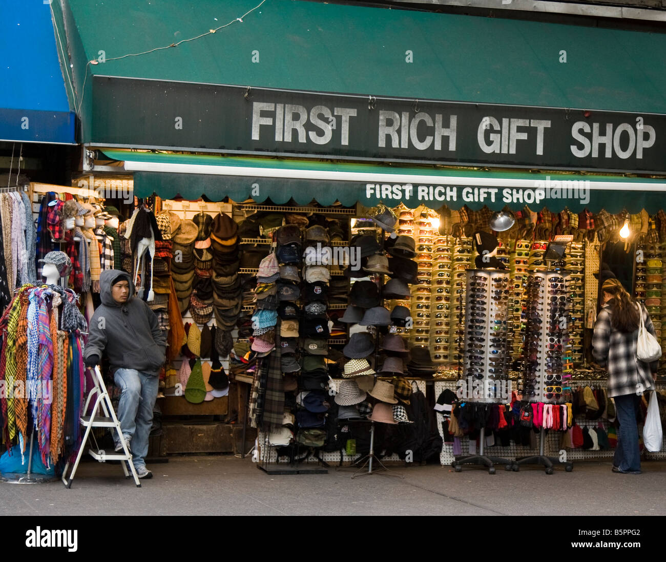 Sidewalk shop in NYC Stock Photo - Alamy