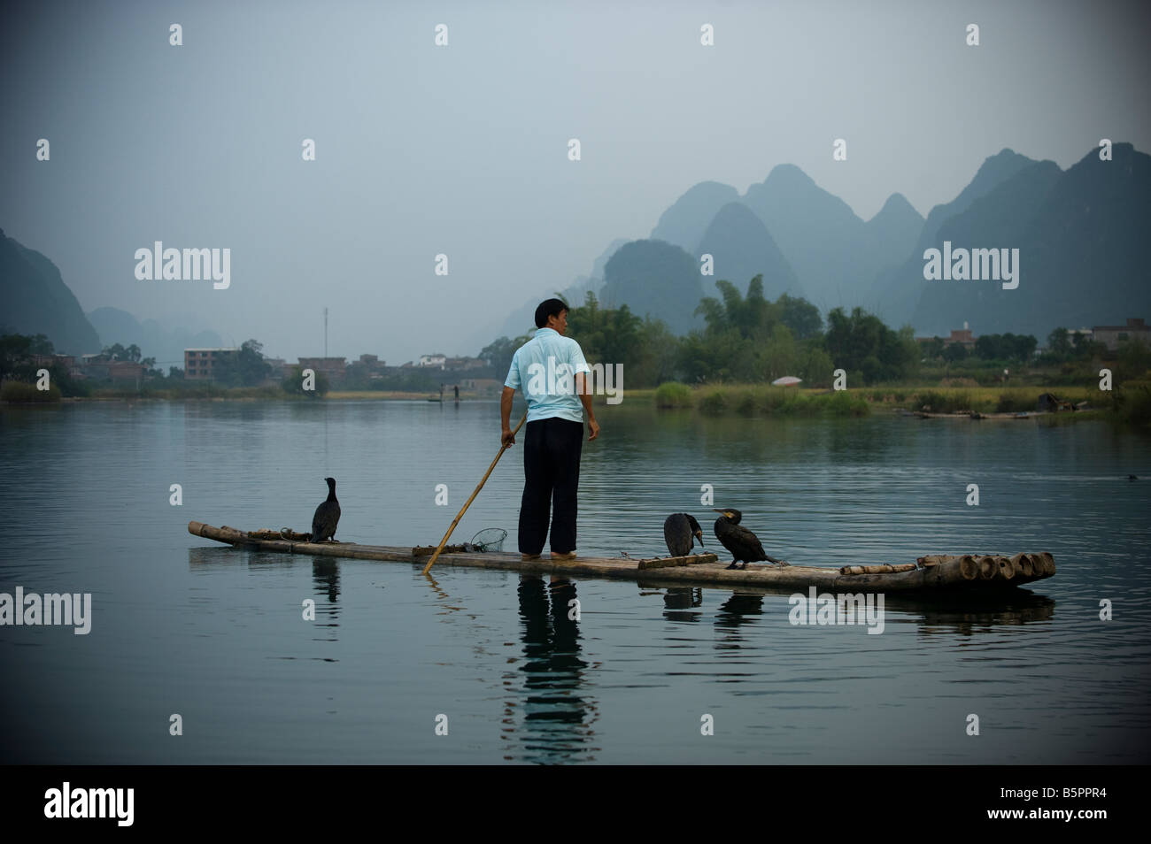 Chinese fishermen boat hi-res stock photography and images - Alamy