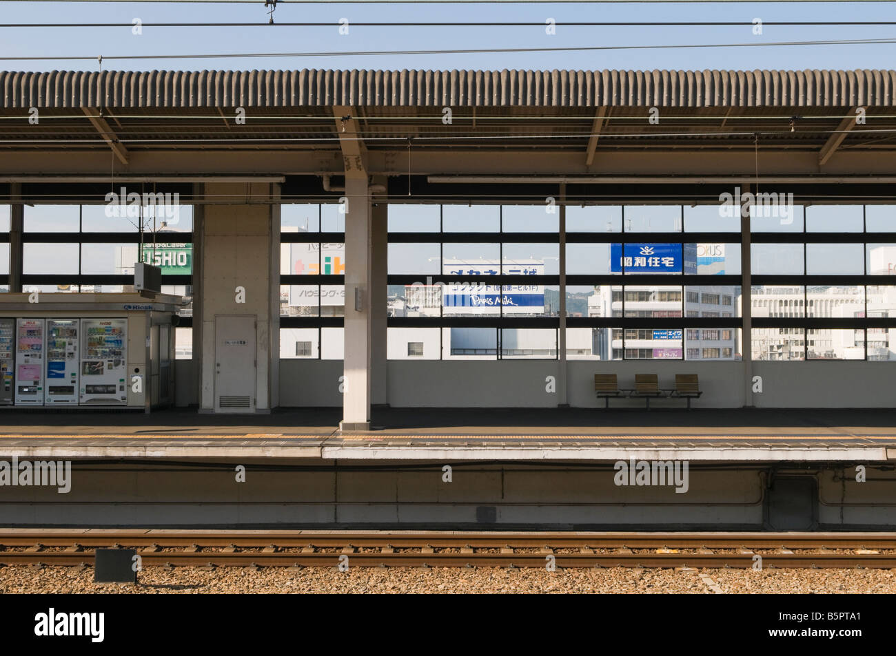 Vending machine japanese train station hi-res stock photography and ...