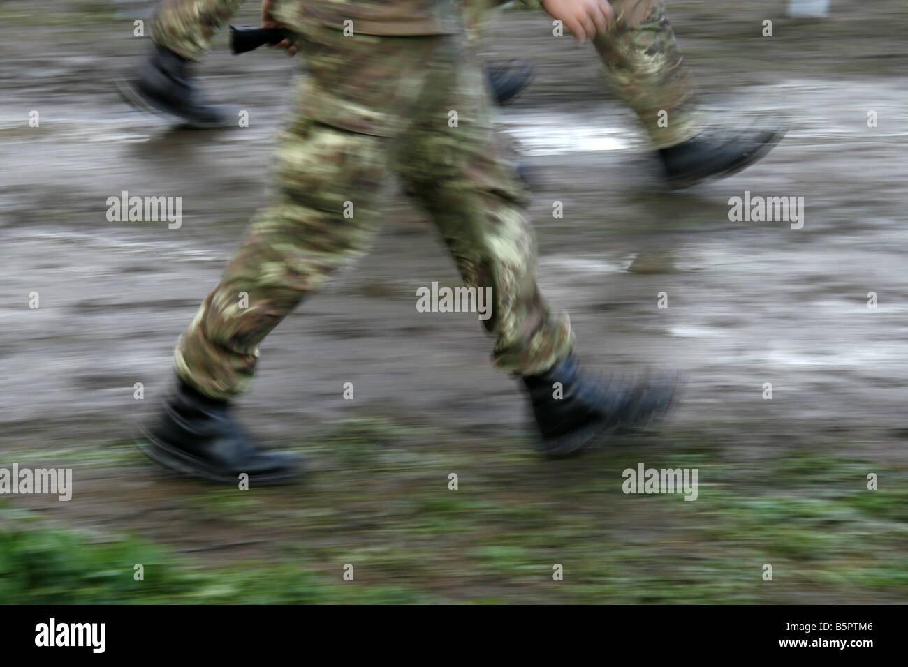 many soldiers feet marching on battlefield Stock Photo - Alamy