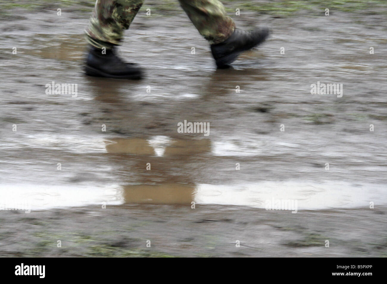 one soldier's feet marching on battlefield Stock Photo - Alamy