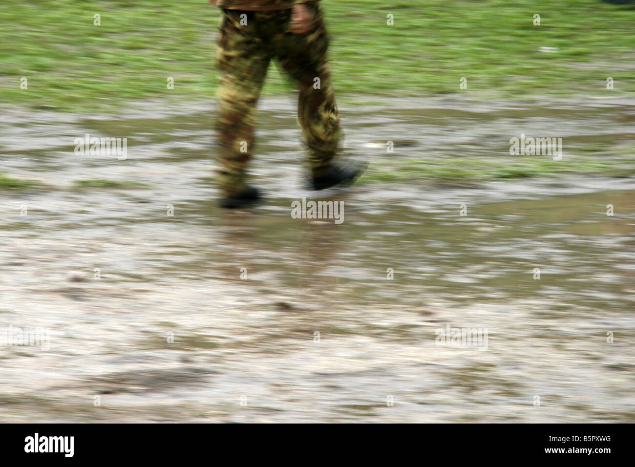 one single soldier feet marching on battlefield Stock Photo - Alamy