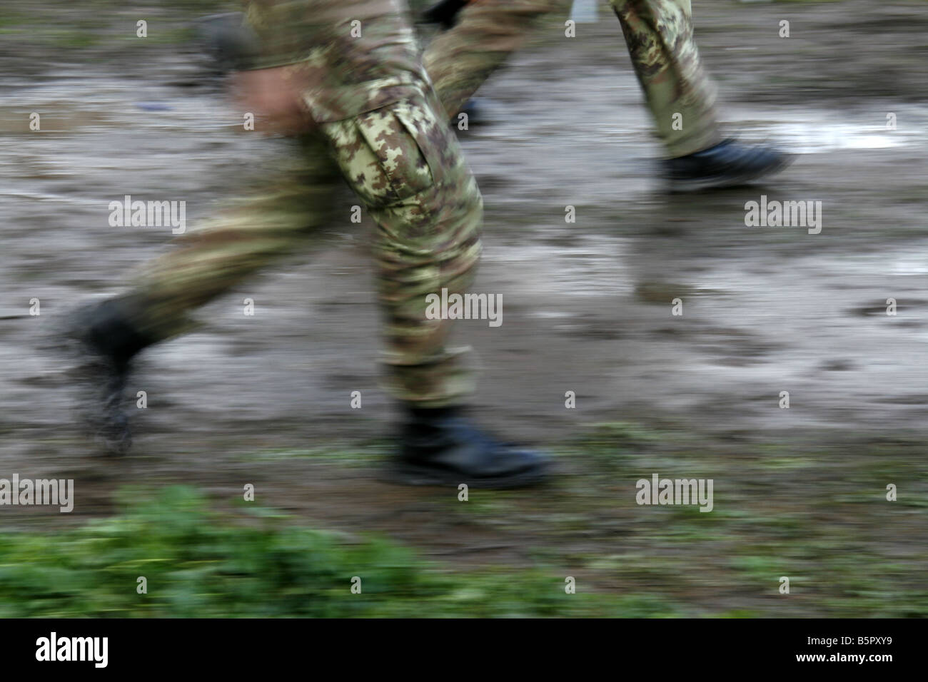 many soldiers feet marching on battlefield Stock Photo - Alamy