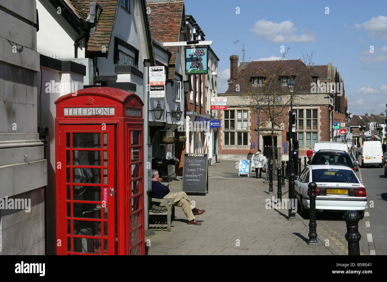 High Street, Sevenoaks, Kent, UK, with Chequers pub and red phone box ...