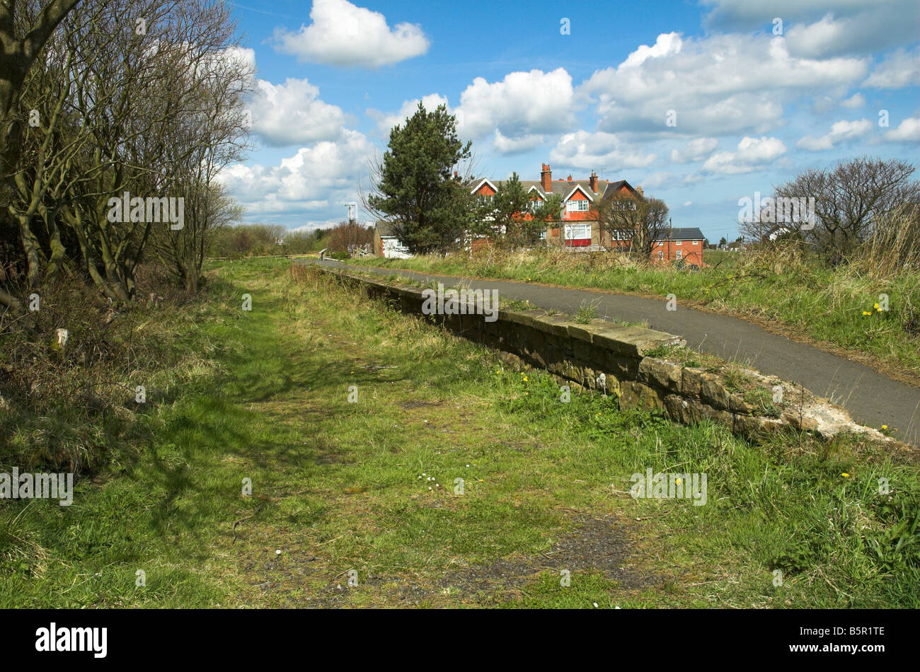Disused railway and platform hi-res stock photography and images - Alamy