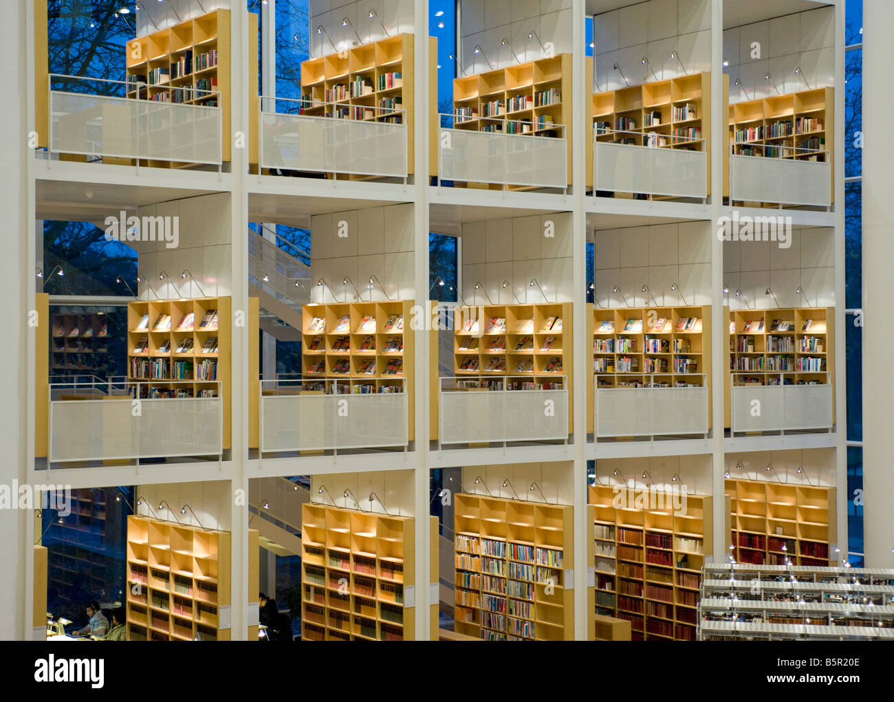 Modern bookshelves hi-res stock photography and images - Alamy