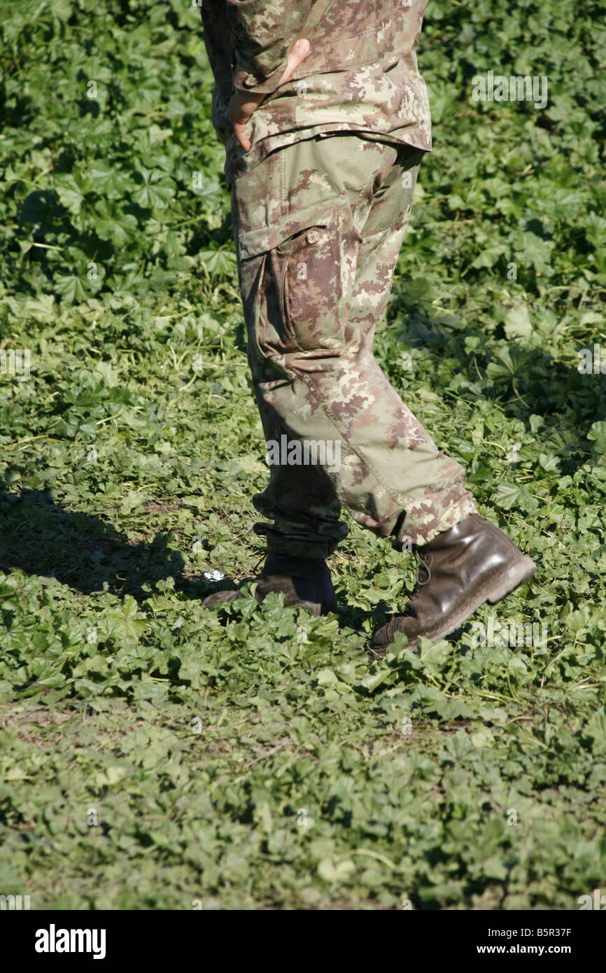 one single soldier feet marching on battlefield Stock Photo - Alamy