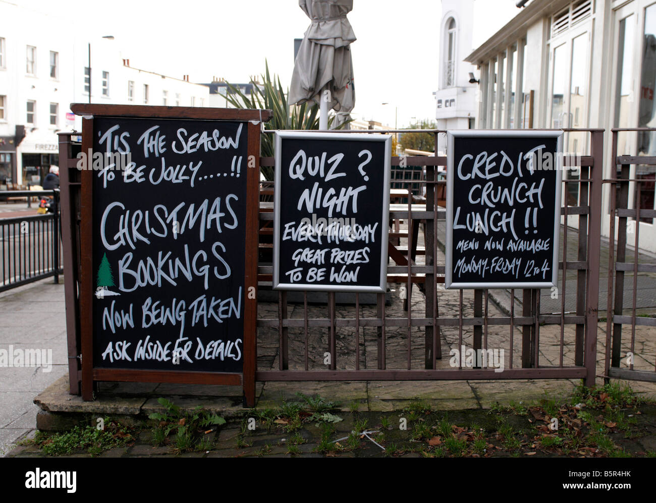 Pub lunch sign CREDIT CRUNCH LUNCH London England UK Stock Photo - Alamy