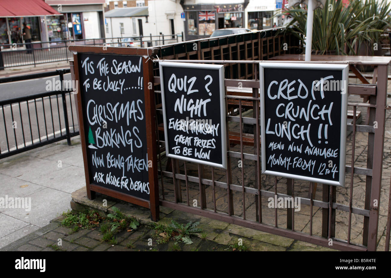 Pub lunch sign CREDIT CRUNCH LUNCH London England UK Stock Photo - Alamy