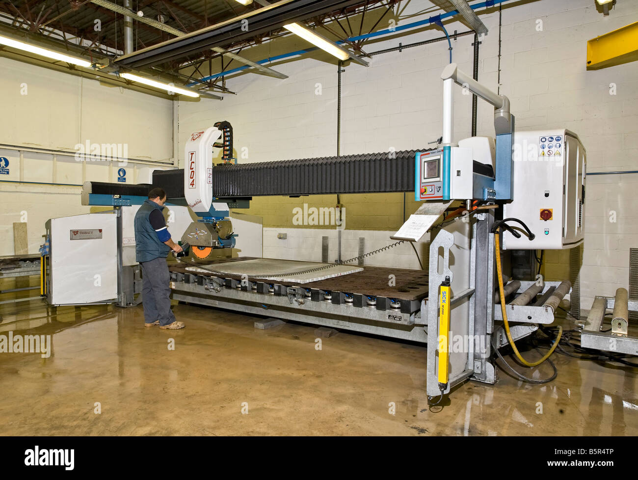 Cutting marble workers hi-res stock photography and images - Alamy