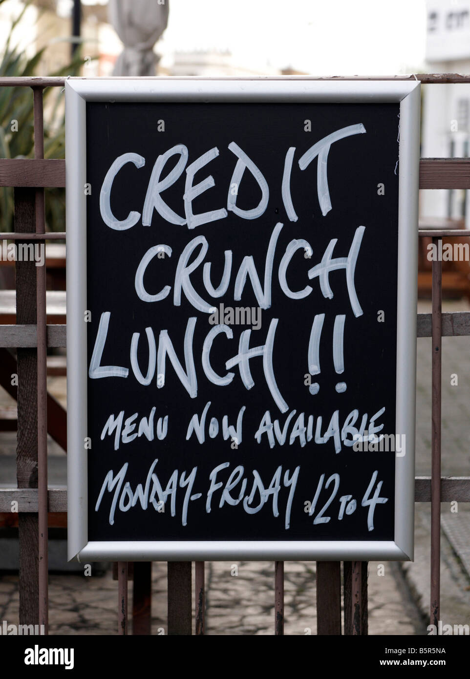 Pub lunch sign CREDIT CRUNCH LUNCH London England UK Stock Photo - Alamy