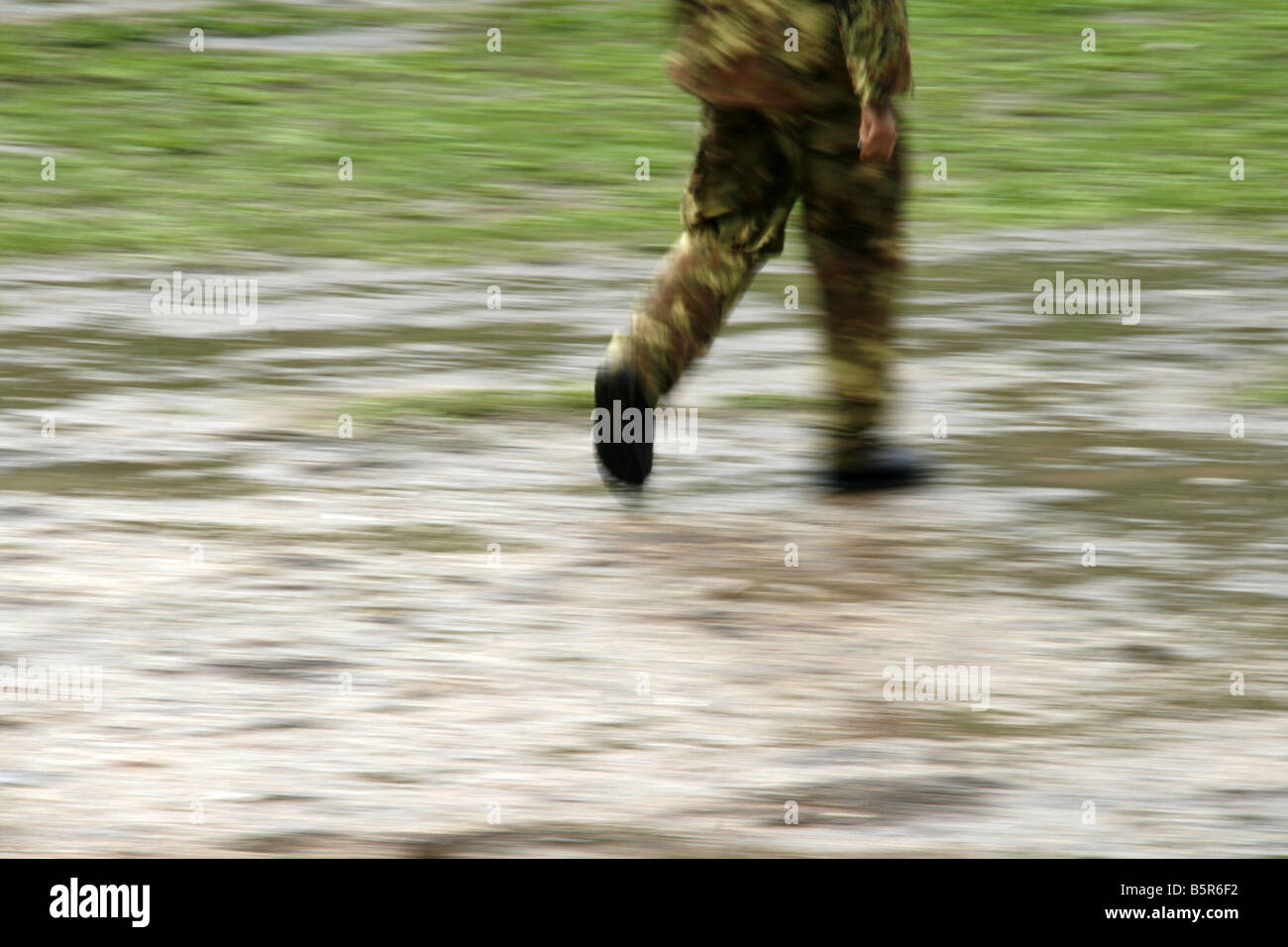 one single soldier feet marching on battlefield Stock Photo - Alamy