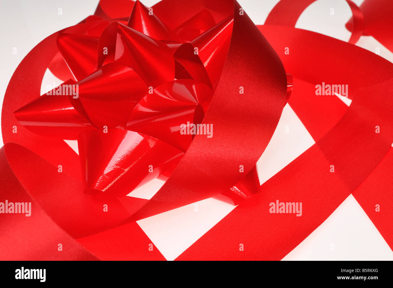 Red ribbon bows hi-res stock photography and images - Alamy