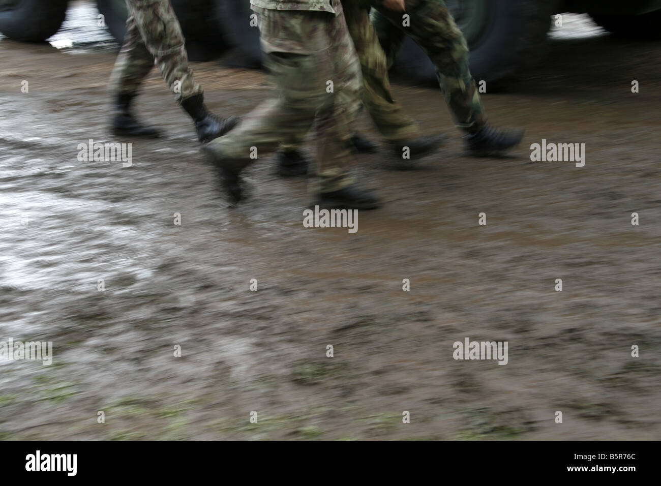many soldiers feet marching on battlefield Stock Photo - Alamy