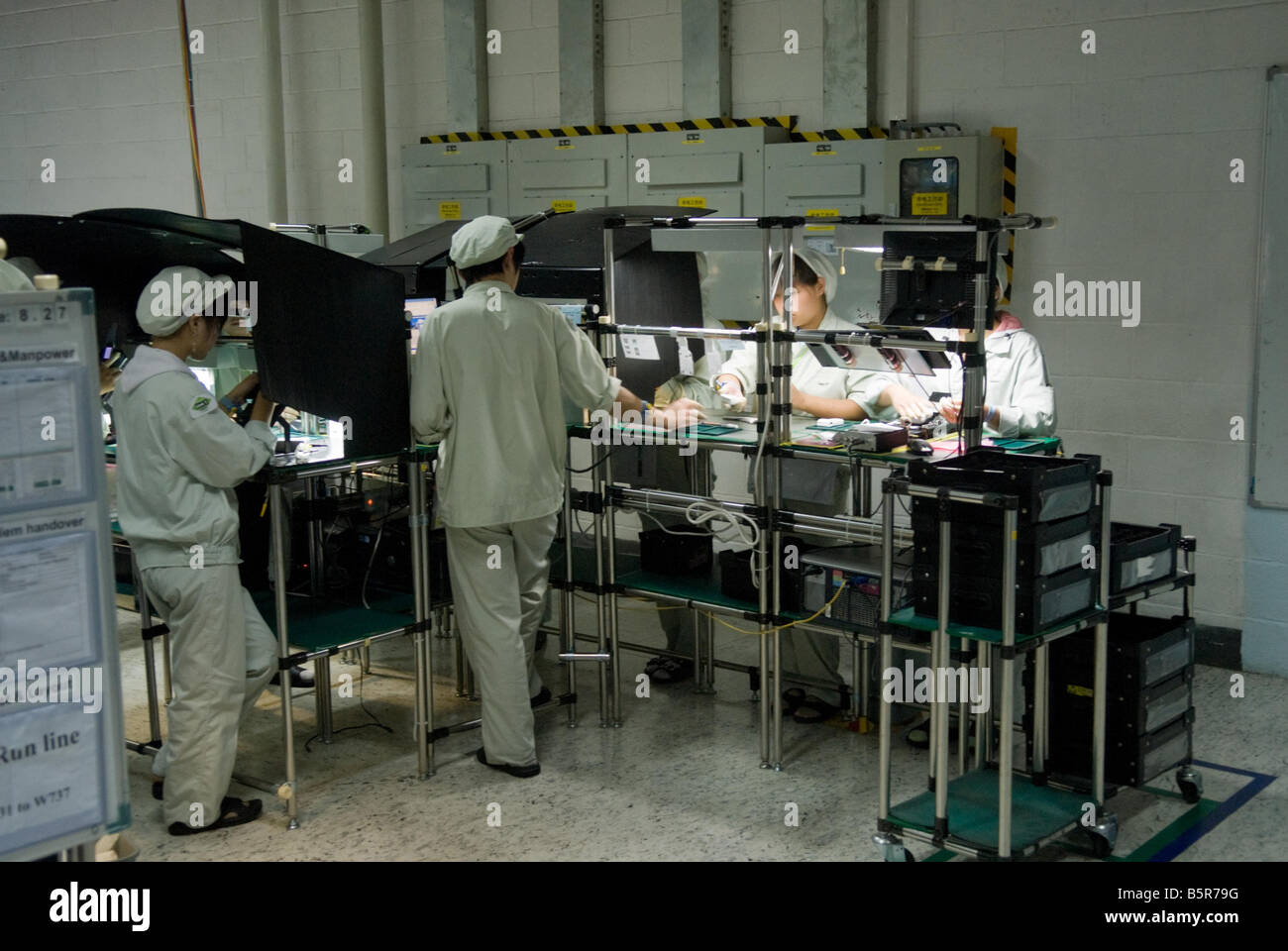 Cell phone factory workers hi-res stock photography and images - Alamy