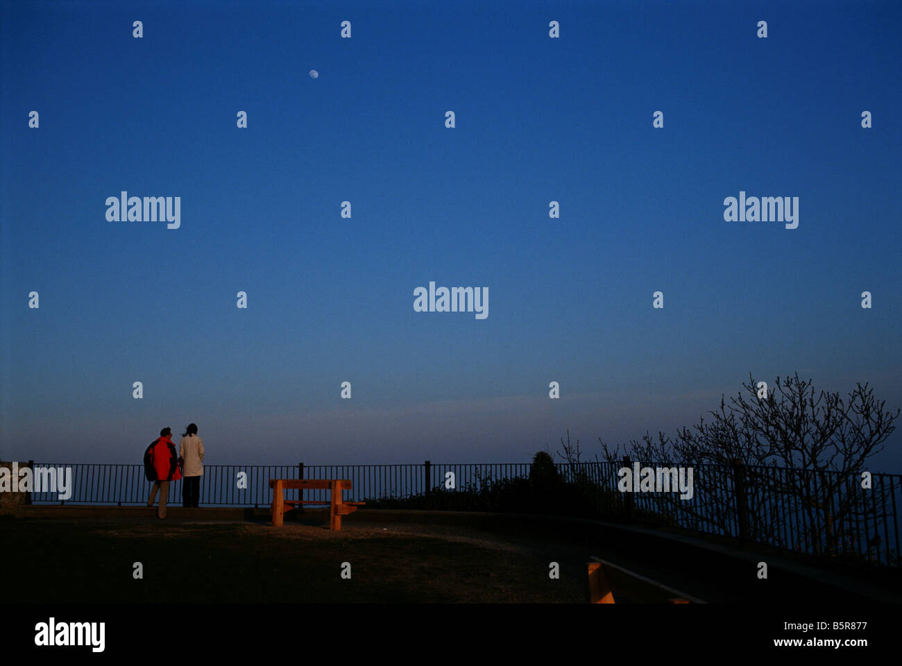 Couple moonlight hi-res stock photography and images - Alamy